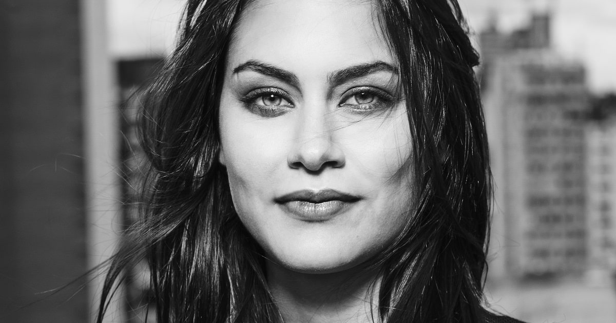 PREMIERE: Victoria Mussi - Arena De Reloj