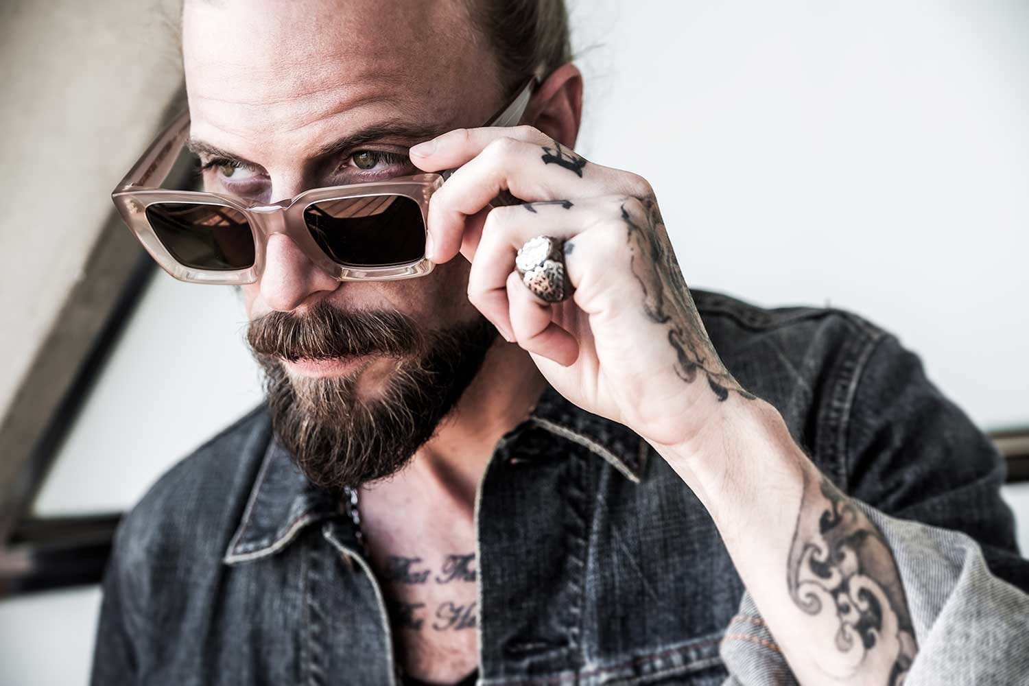 PREMIERE: Jonny White & BLUD - Stone Age