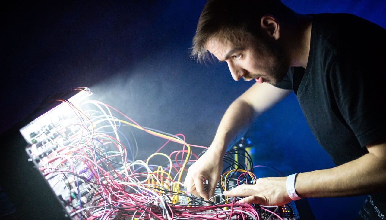 PREMIERE: Olan! - Uplink