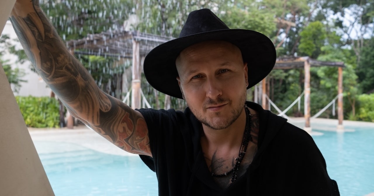 PREMIERE: Mike Konstanty - Portmany