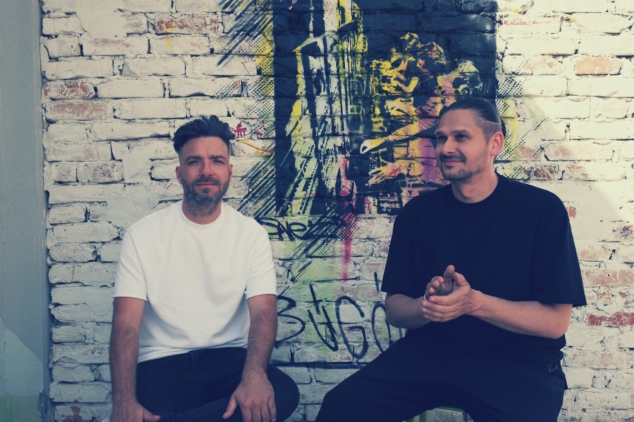 PREMIERE: Secret Factory - Small Fluffy Flying Dots